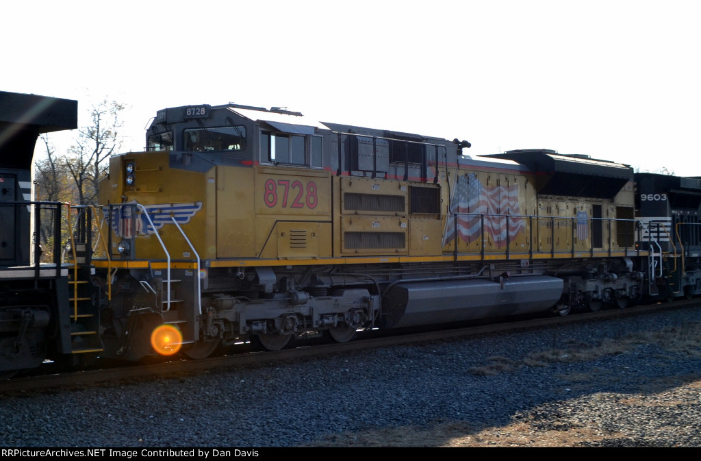 UP SD70ACe 8728 in the middle on 212